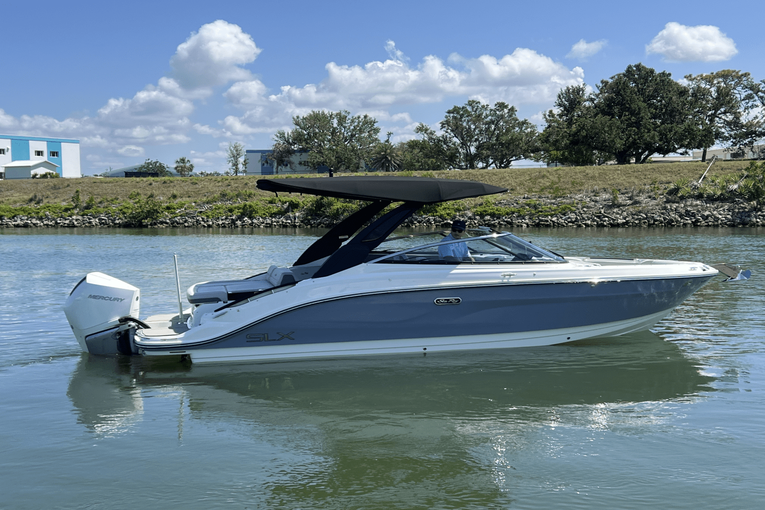 2025 Sea Ray SLX 260 Outboard – MarineMax